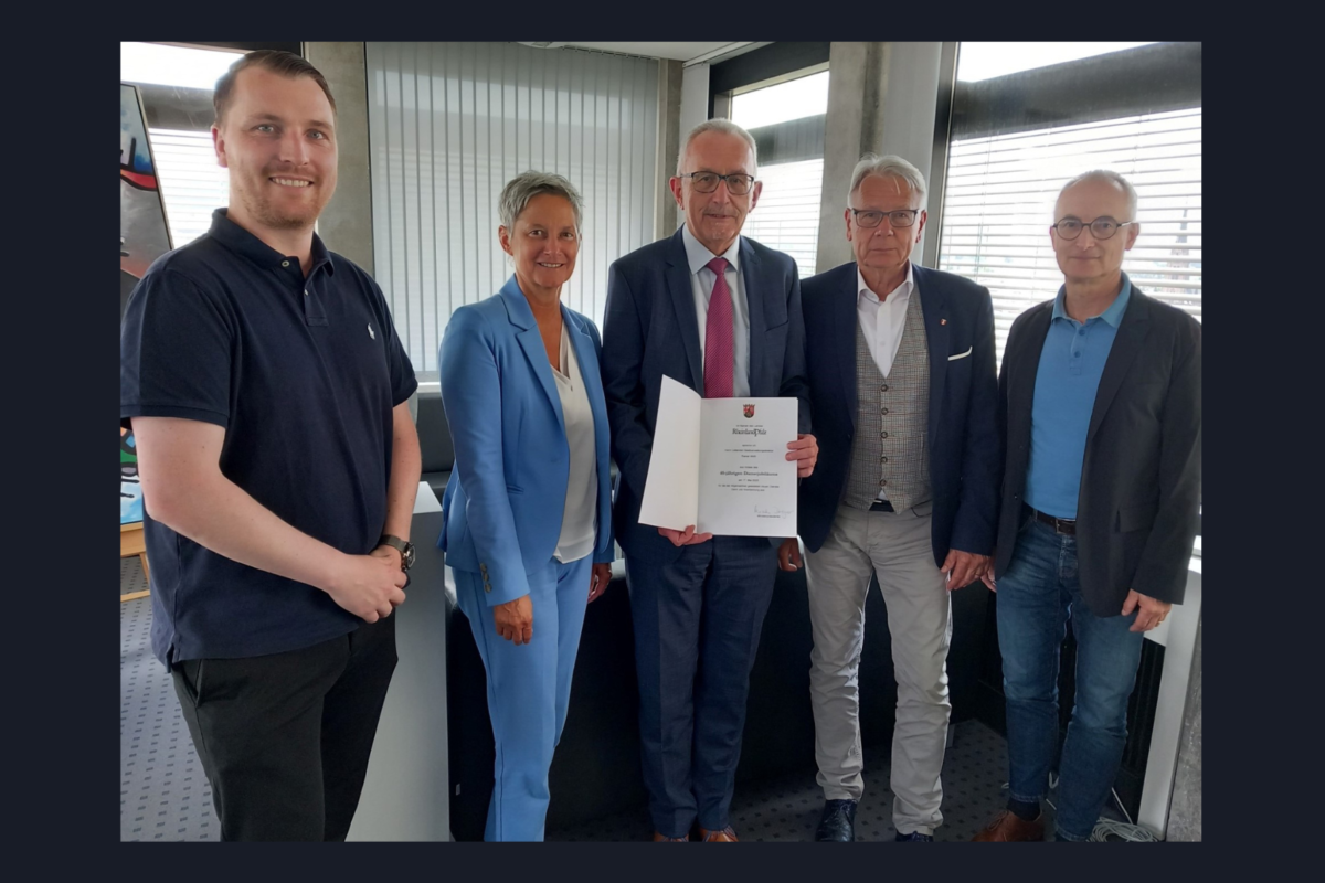Oberbürgermeister Klaus Weichel gratuliert Rainer Wirth zum ...