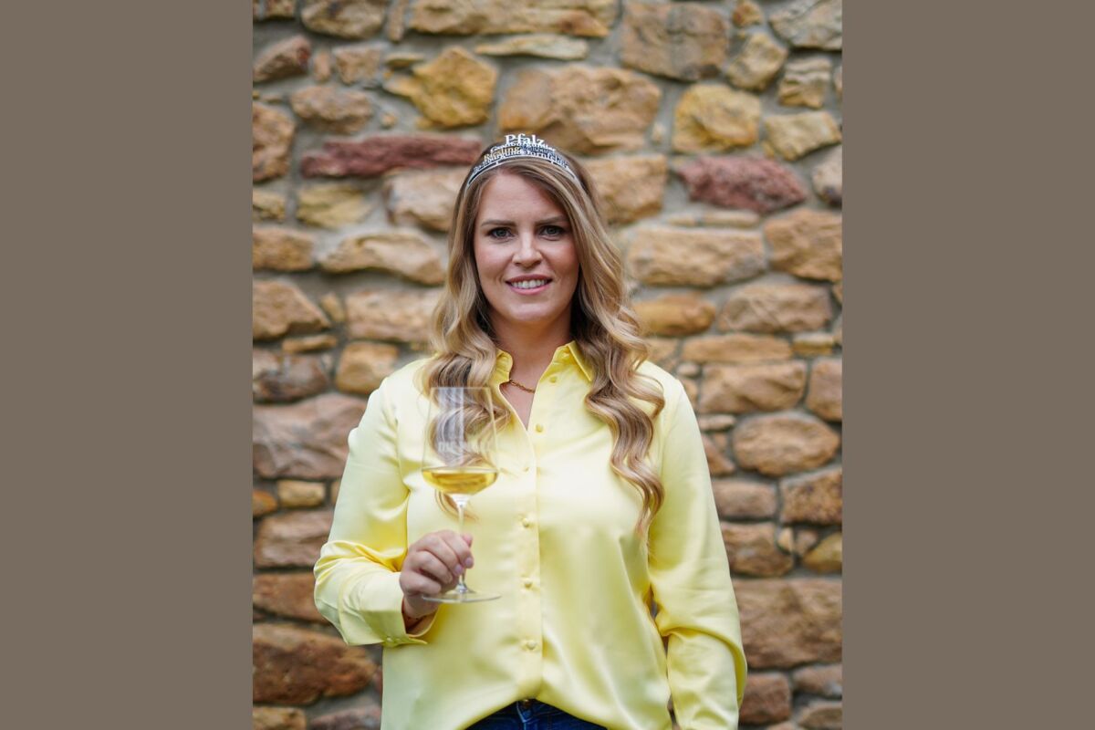 Pirmasens - Pfälzische Weinprinzessin Susanne Singer eröffnet ...